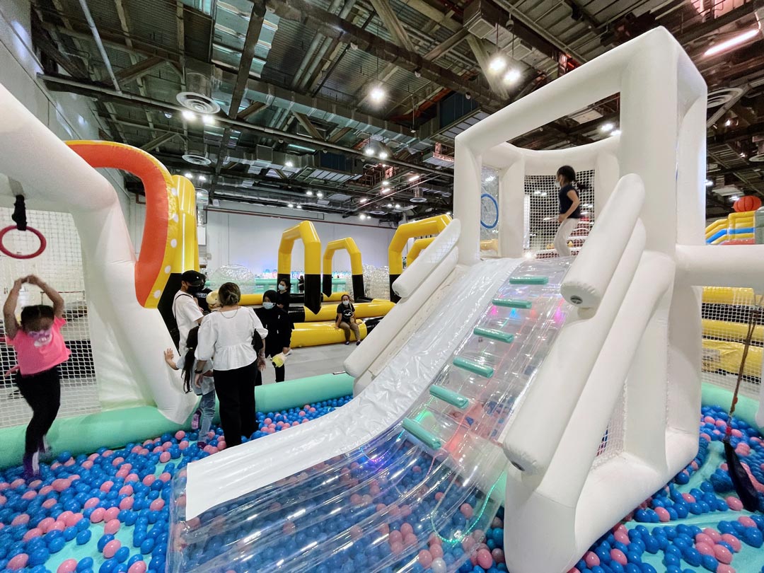 Jumptopia: Holiday Village - Get ready for the ultimate bouncy castle adventure in this massive ...