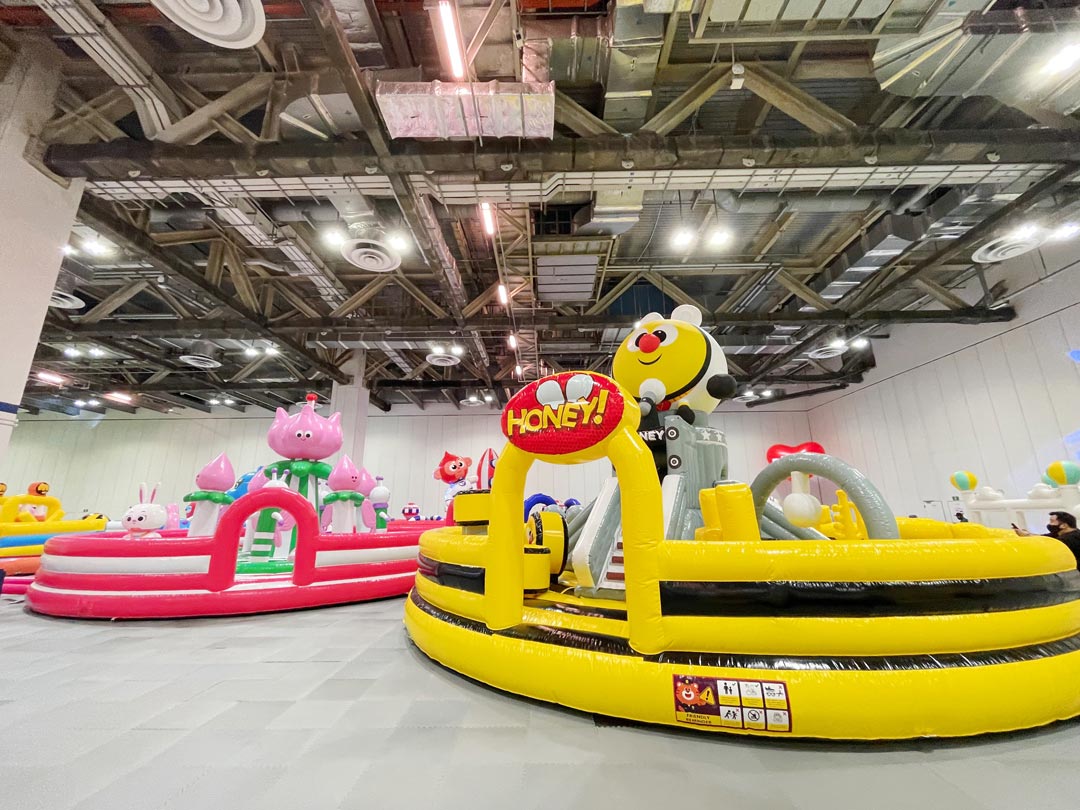 Jumptopia: Holiday Village - Get ready for the ultimate bouncy castle adventure in this massive ...