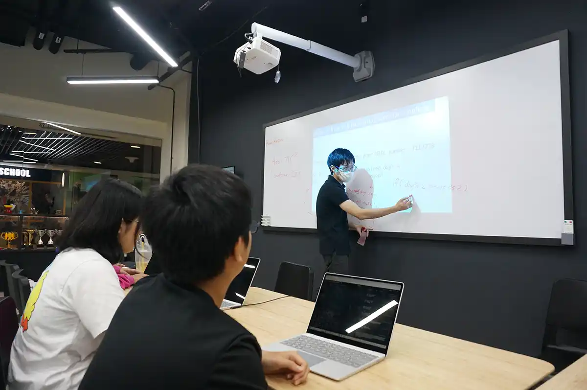 15 Best Coding Classes for Kids in Singapore 2024