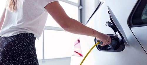 Hva koster det å lade elbil hjemme? Pris i 2023