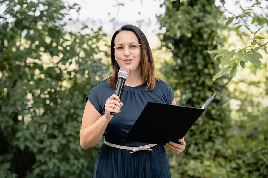 Traurednerin Daniela Reisner