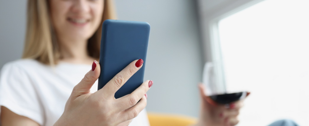 How Long Before Bed Should You Stop Drinking Alcohol? Early