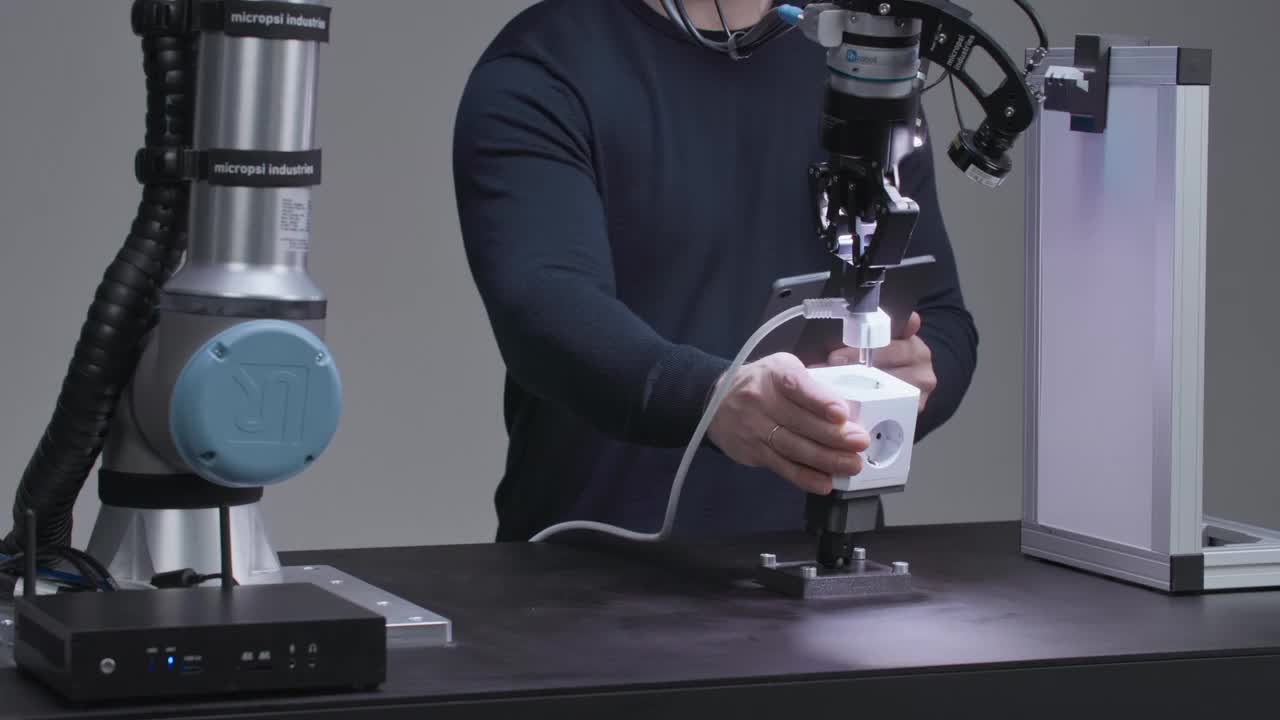 AI motion-guidance for robots - MIRAI | Micropsi Industries