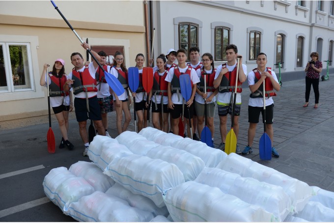 Elevii unui liceu din Oradea au navigat cu plute făcute din PET-uri