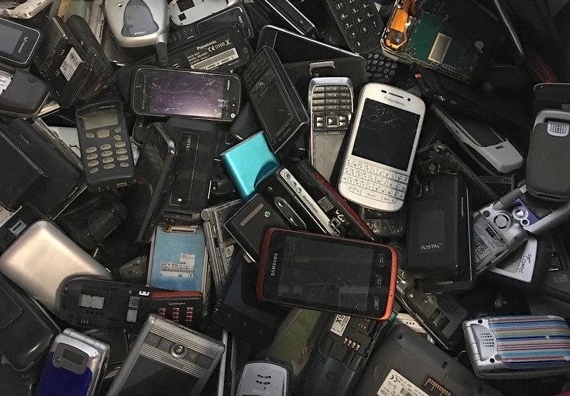 Românii au în casă circa 22 de telefoane mobile și peste 40 de milioane ...