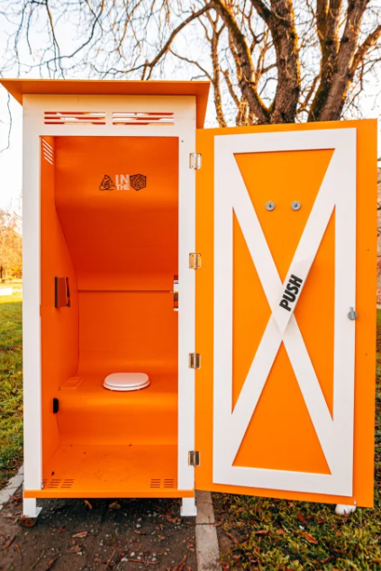 Un orădean a inventat o toaletă ecologică unică în lume pentru a opri ...