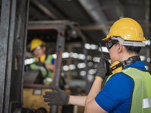 How Forklift Operators Can Maneuver Safely with a Spotter