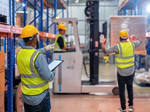 How Forklift Operators Can Maneuver Safely with a Spotter