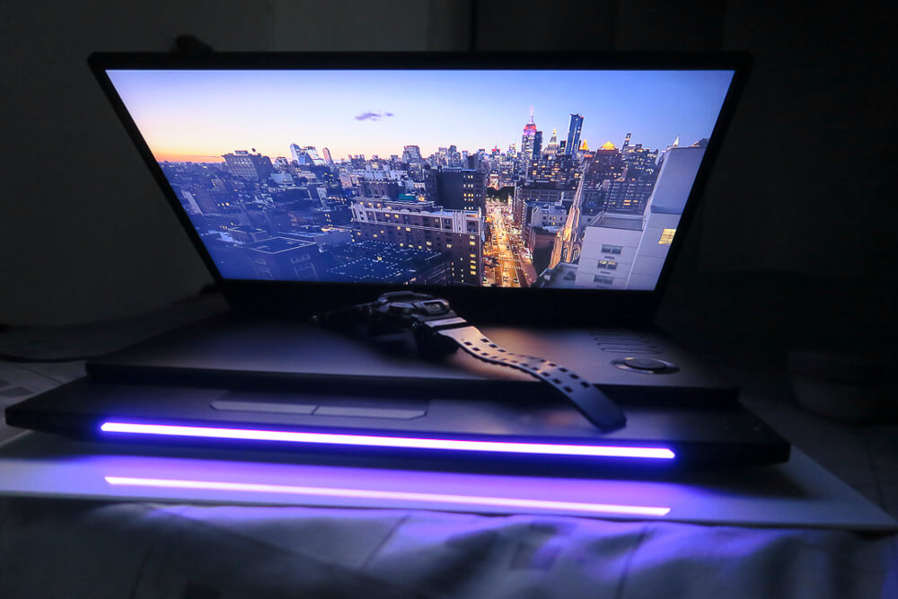 Create a cinematic reflection effect video using just your laptop screen