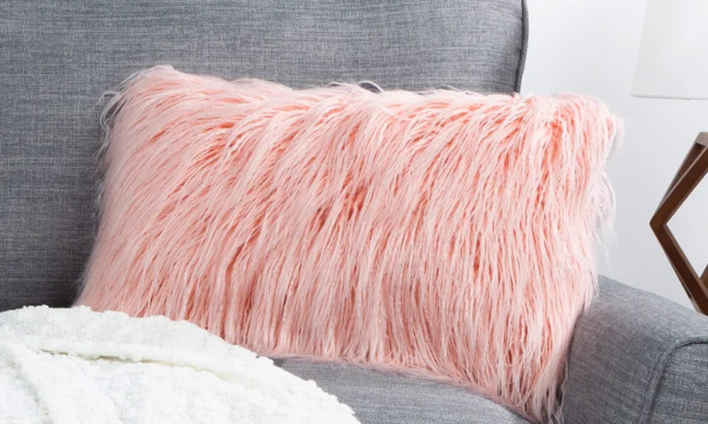 Choosing the Throw Pillow Color for Your Gray Couch? Top Expert Picks