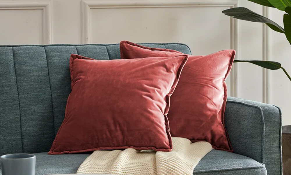 Choosing the Throw Pillow Color for Your Gray Couch? Top Expert Picks