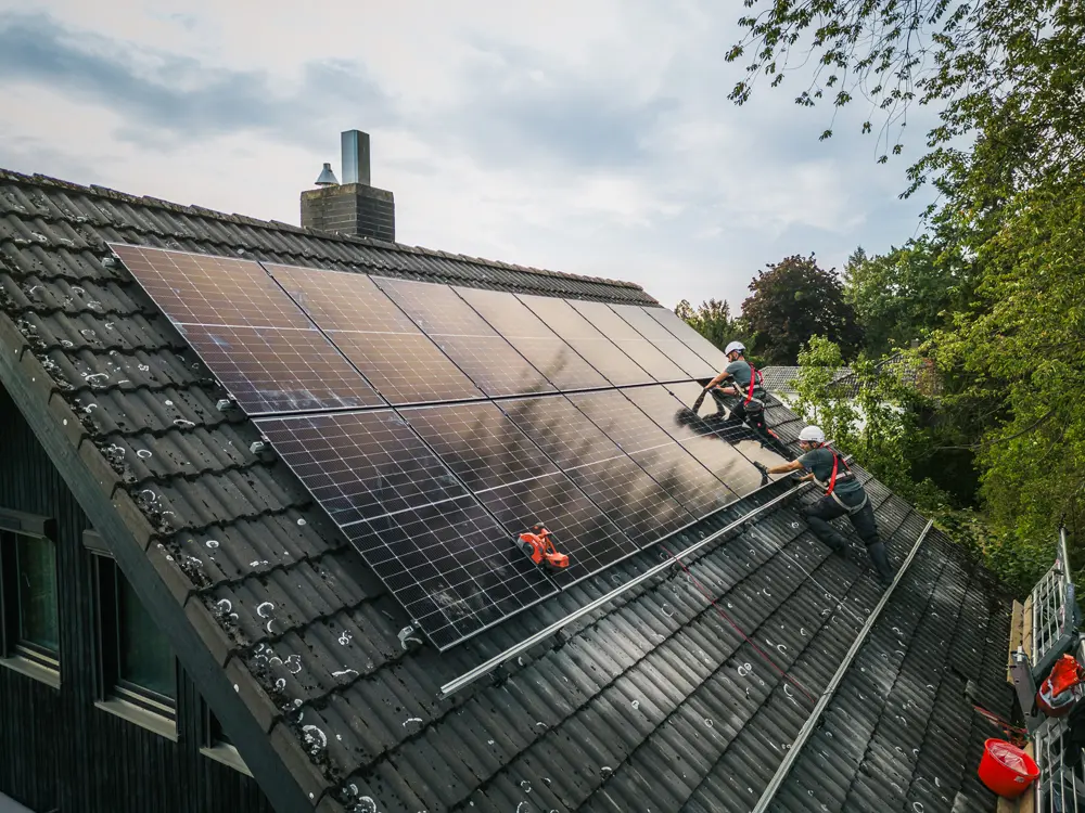 Photovoltaik Montage: So kommt die PV-Anlage auf Ihr Dach