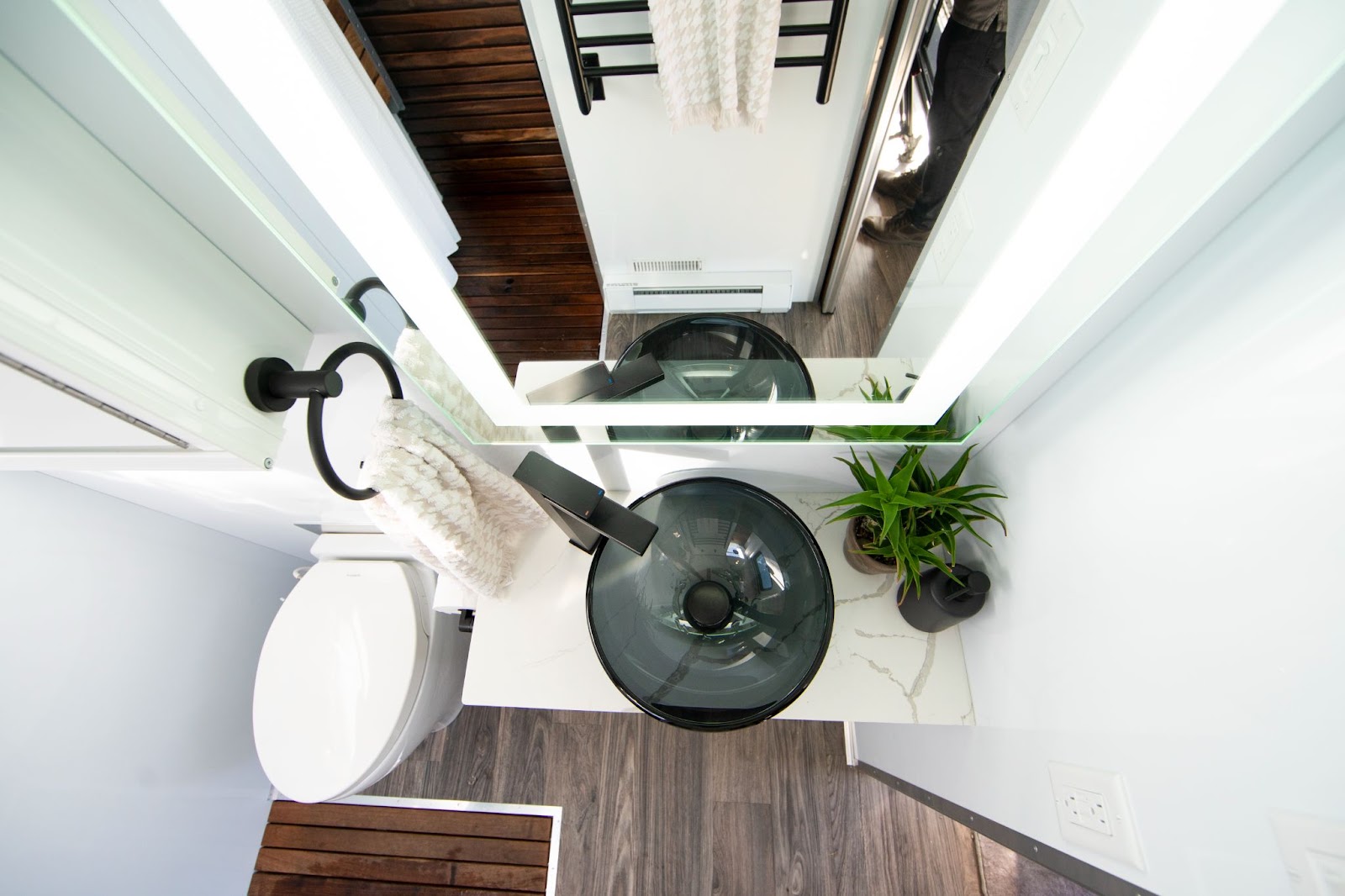 15 Features of Large RV Bathrooms