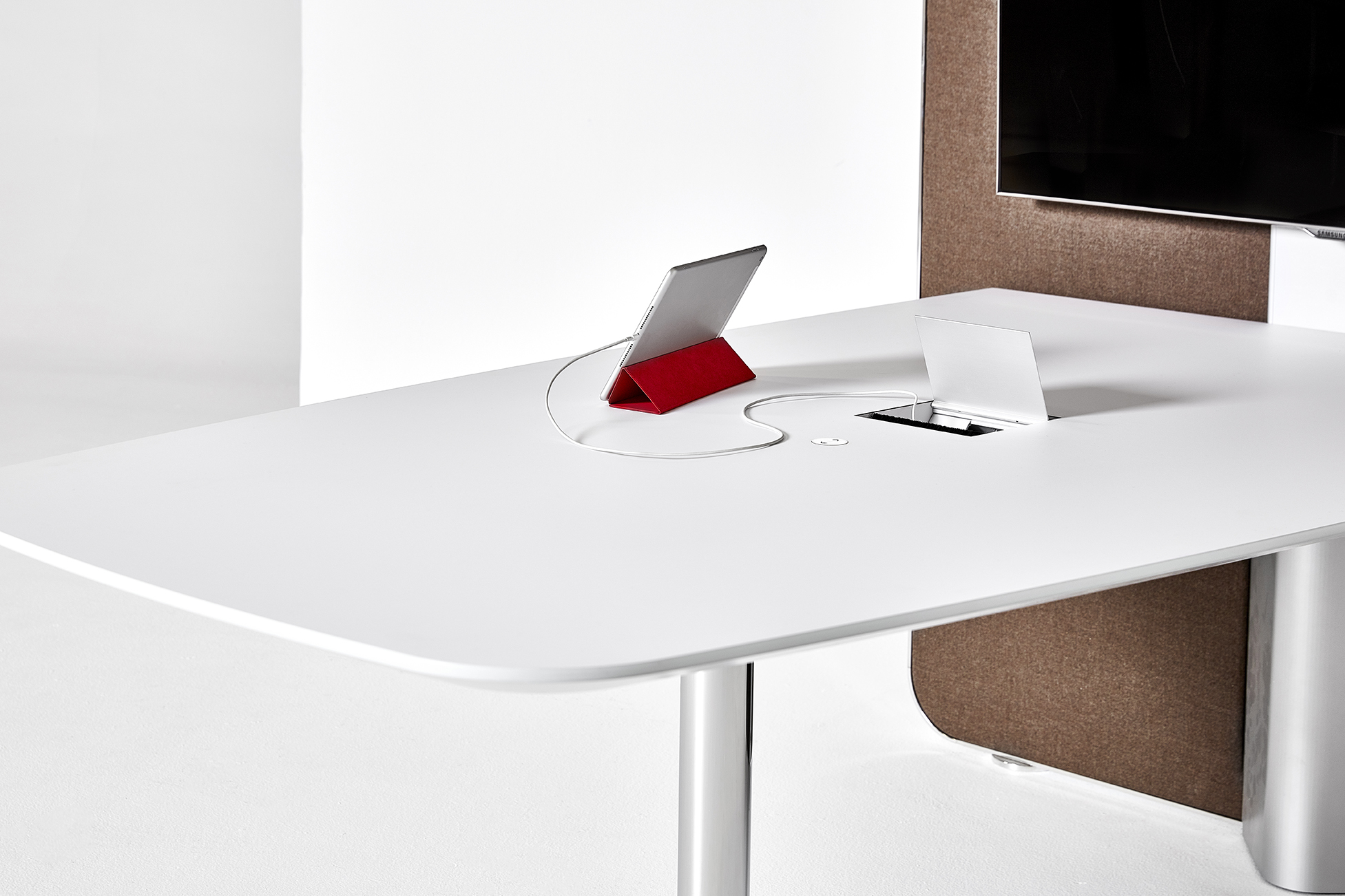 Gateway™ Height Adjustable Media Wall