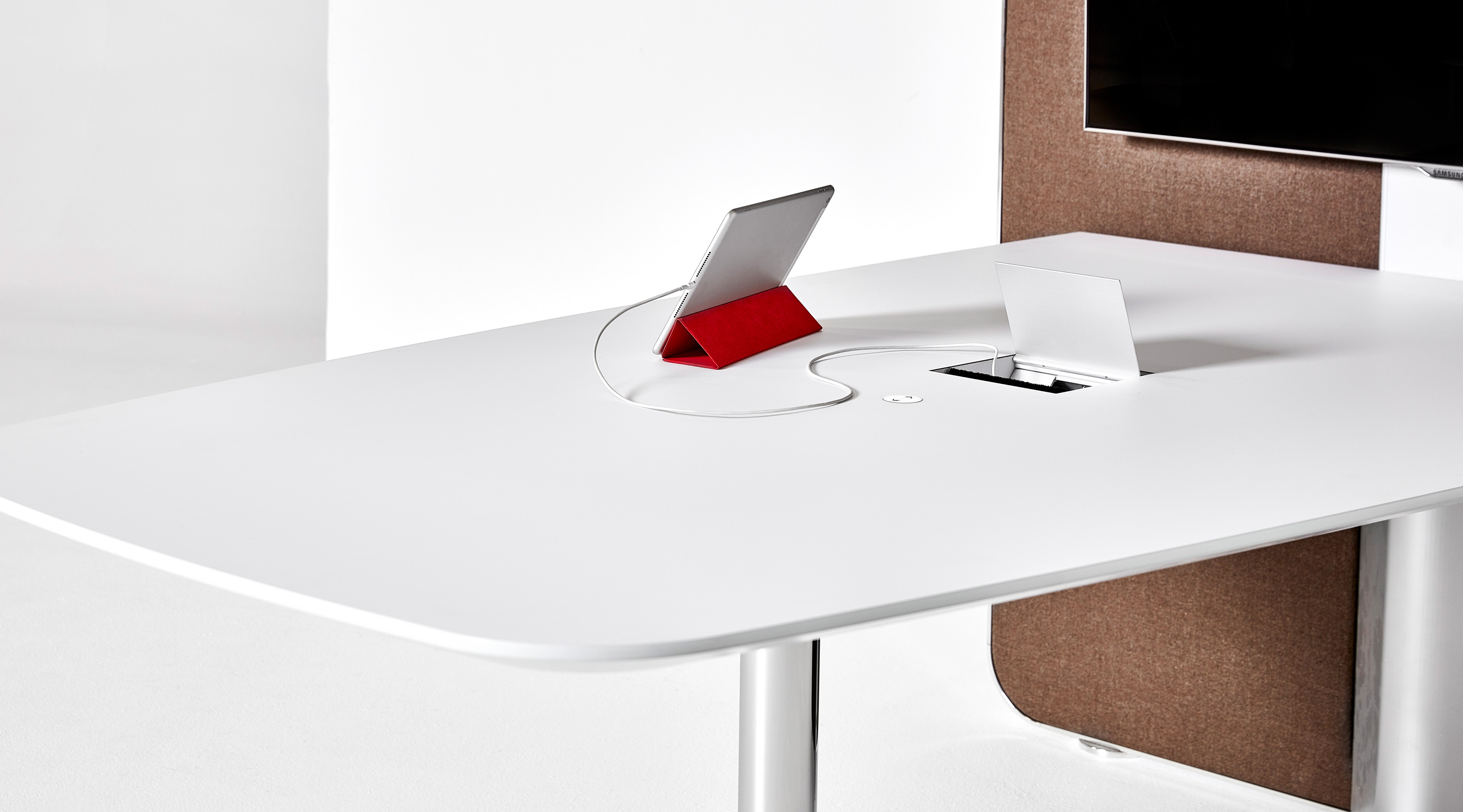 Gateway™ Height Adjustable Media Wall Table