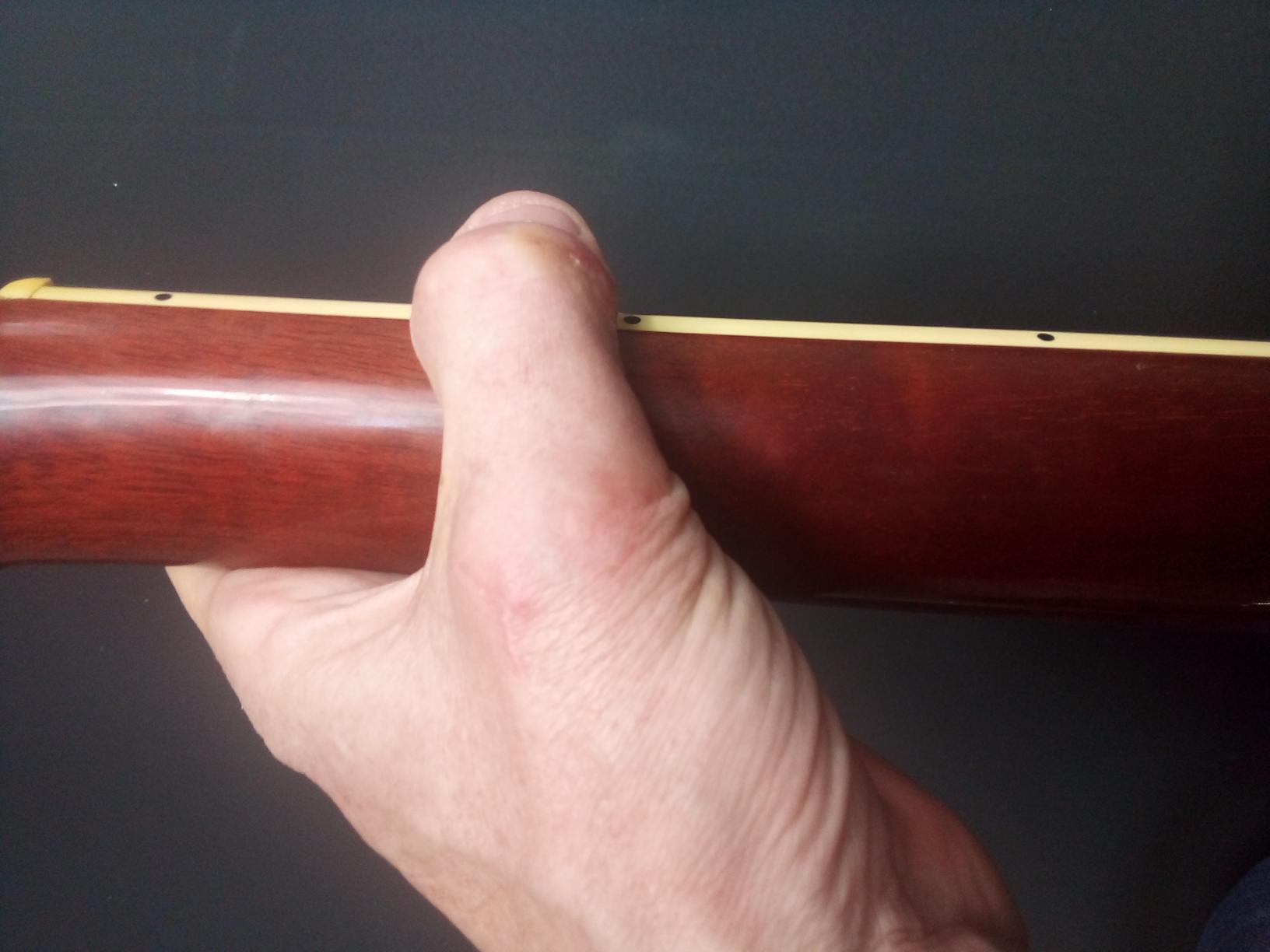 La bonne position des doigts de la main gauche à la guitare