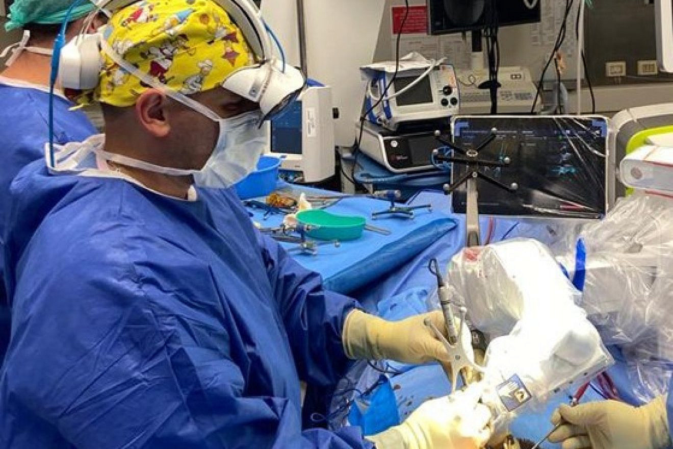 Pioneering Surgeon in Jerusalem Utilises Augmented Reality and Robotic ...