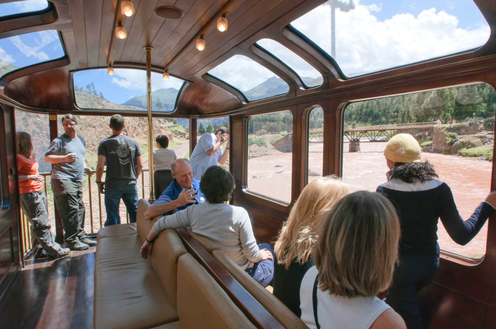 🇵🇪 The Lake Titicaca Train: An Unforgettable Journey Through the Heart ...