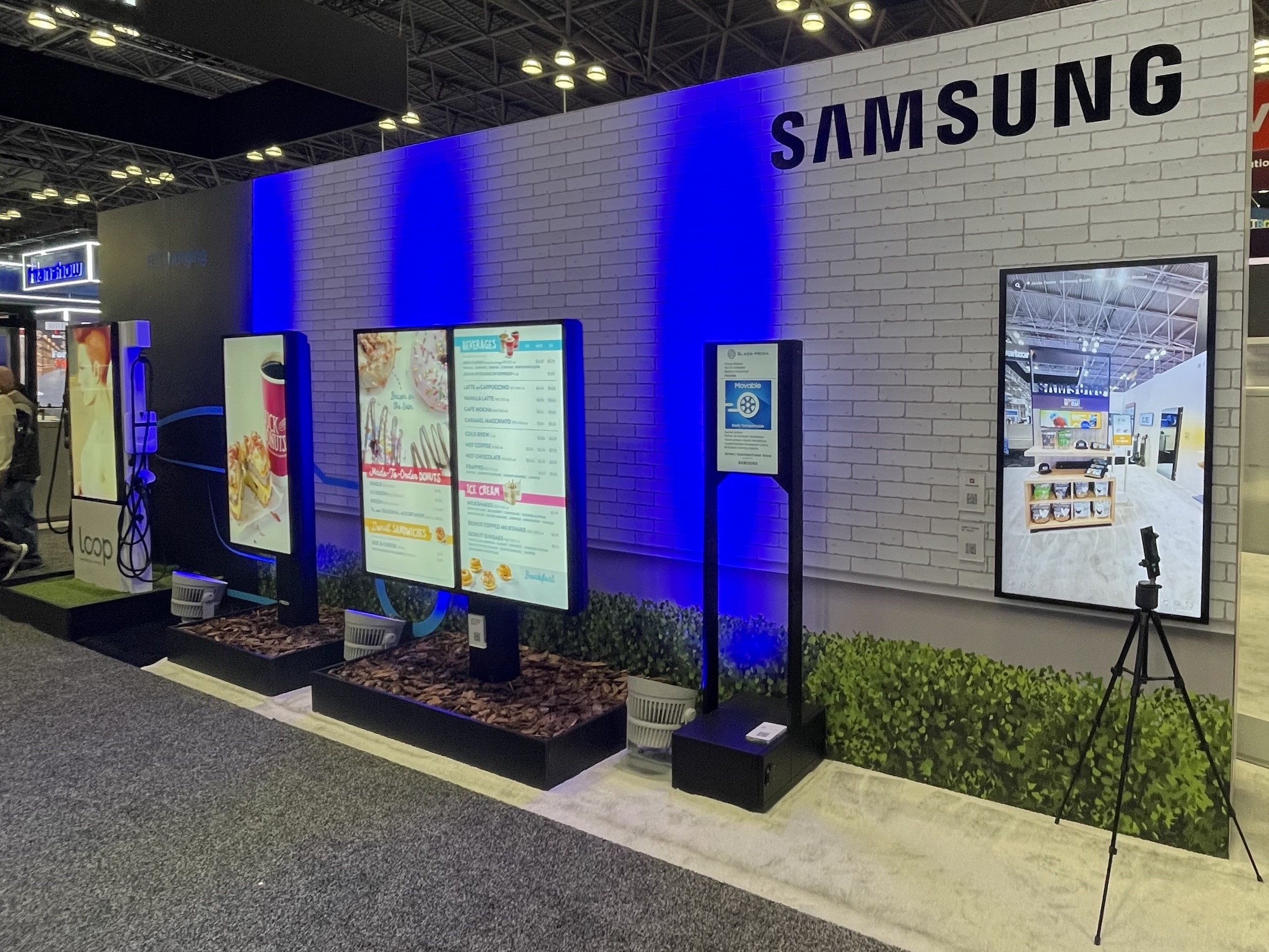 Glass-Media Integrates Samsung Displays for Cordless Curbside Ordering