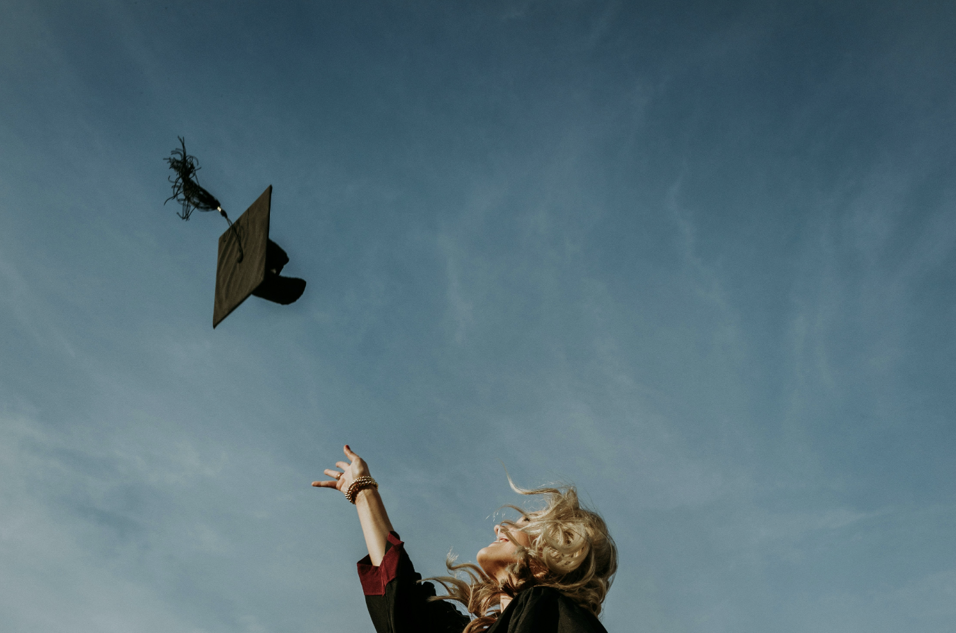 50 Meaningful Graduation Messages to Celebrate the New Grad