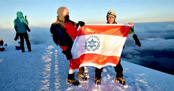 Story | Atop the World’s Highest Active Volcano, Hadassah Flag Is Unfurled