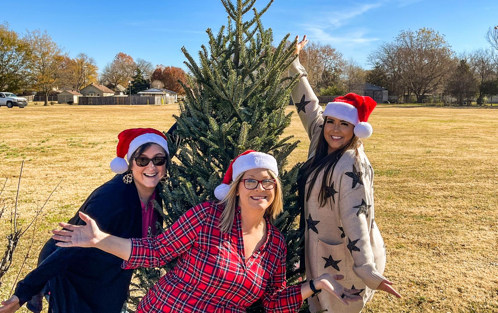 VIDEO: Community Christmas Tree Decorating - Simple Simon's Pizza