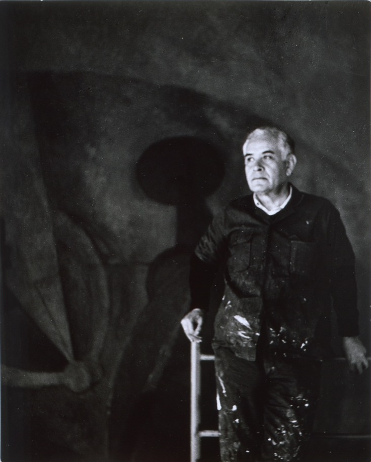 Rufino Tamayo trabajando en el mural Prometeo