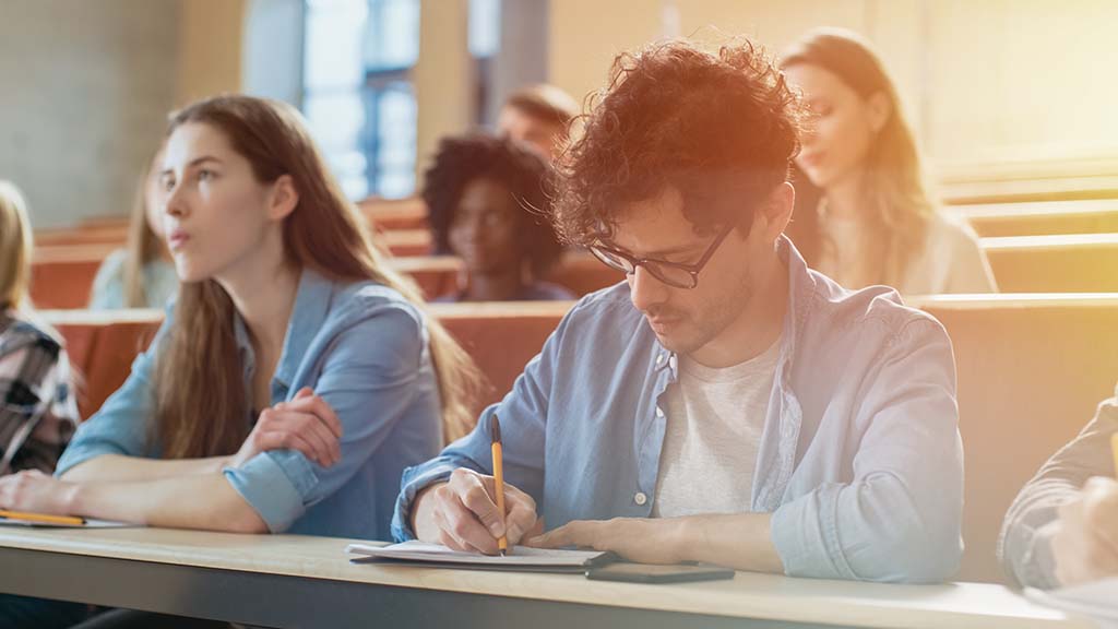 Cuánto cuesta estudiar en la universidad: cómo pagarle a tus hijos la mejor