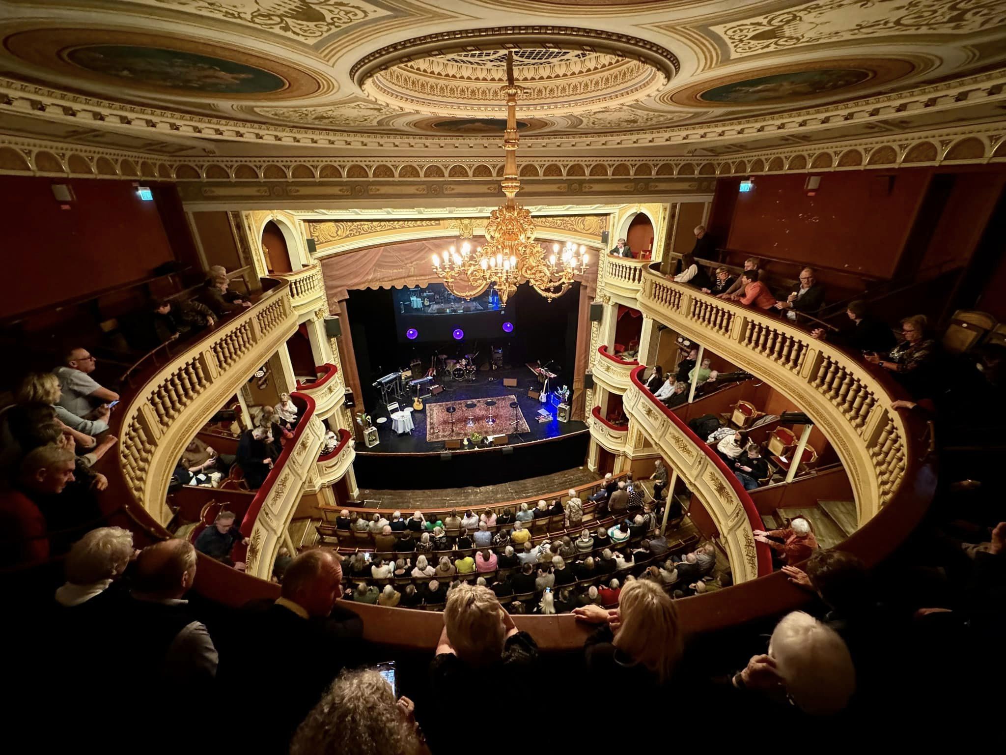 Fullsatt på Ystad Teater när Svensktoppshits gästade