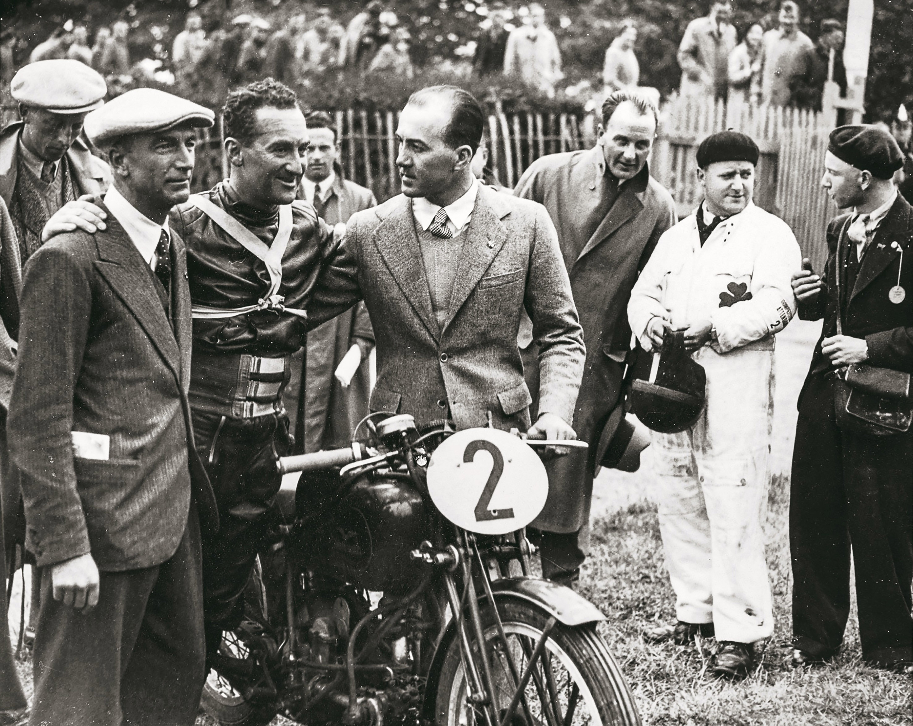 Moto Guzzi feiert 100 Jahre mit Jubiläumsbuch