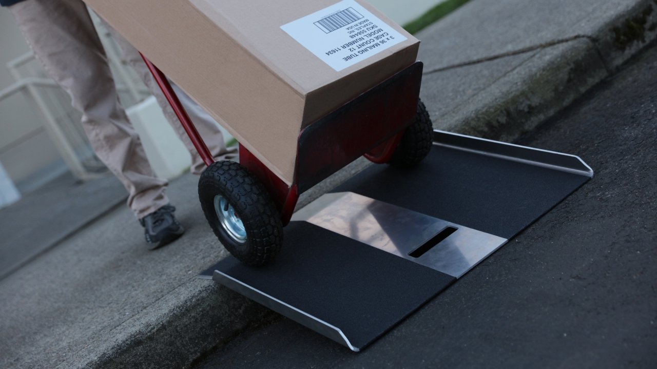 TRAVERSE™ Multi-Purpose Delivery Curb Plate | EZ-ACCESS