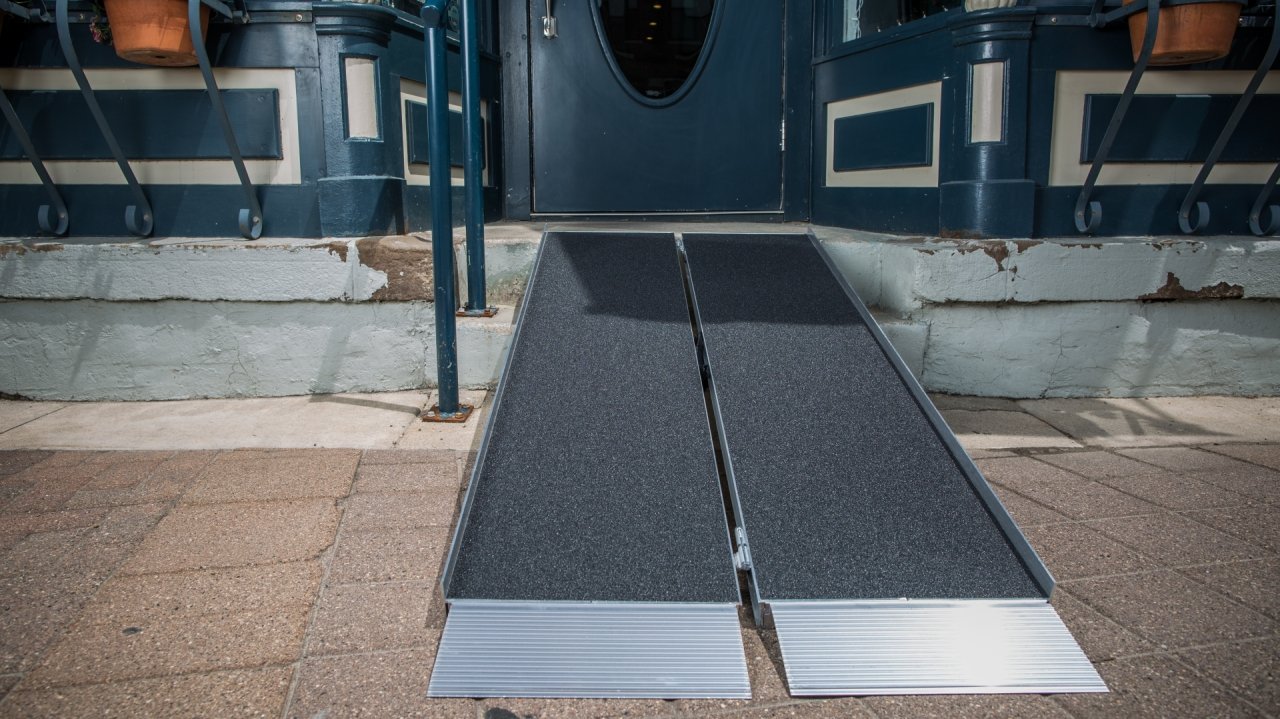 SUITCASE® Singlefold AS Ramp | EZ-ACCESS