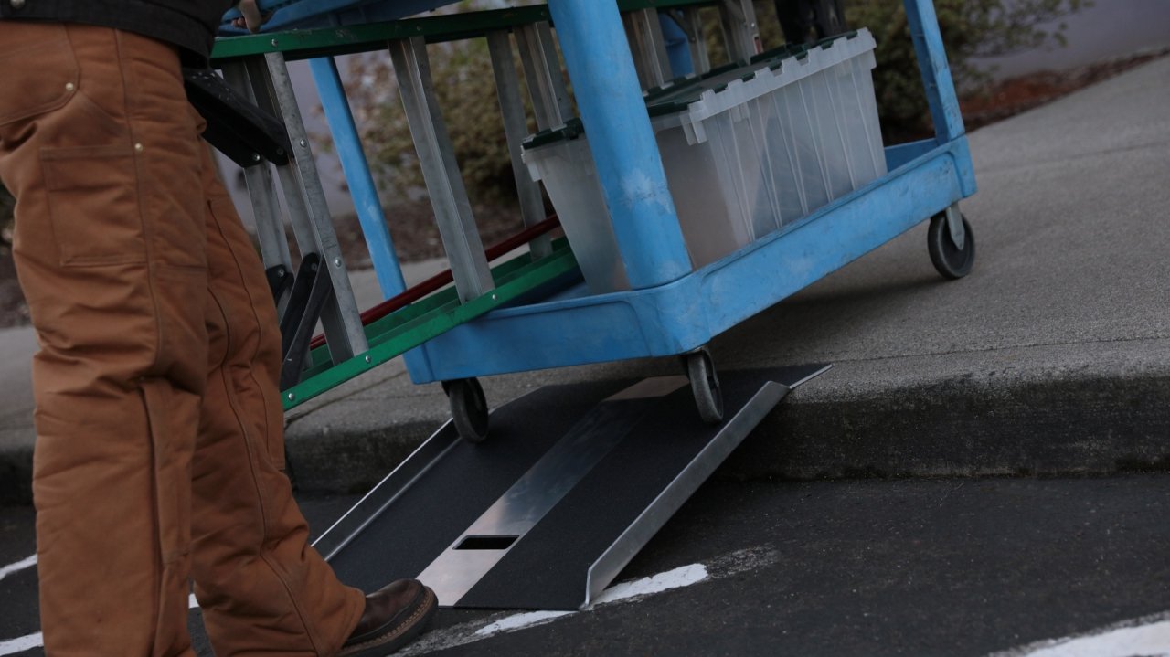 TRAVERSE™ Multi-Purpose Delivery Curb Plate | EZ-ACCESS