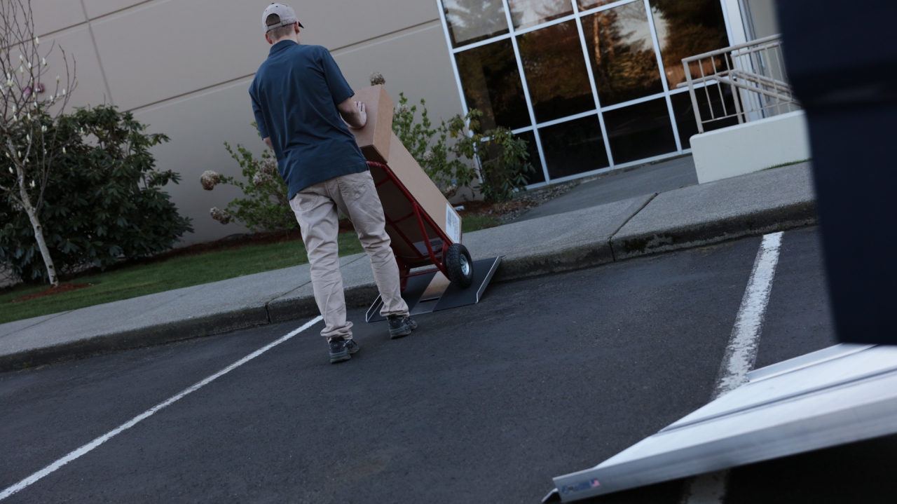 TRAVERSE™ Multi-Purpose Delivery Curb Plate | EZ-ACCESS