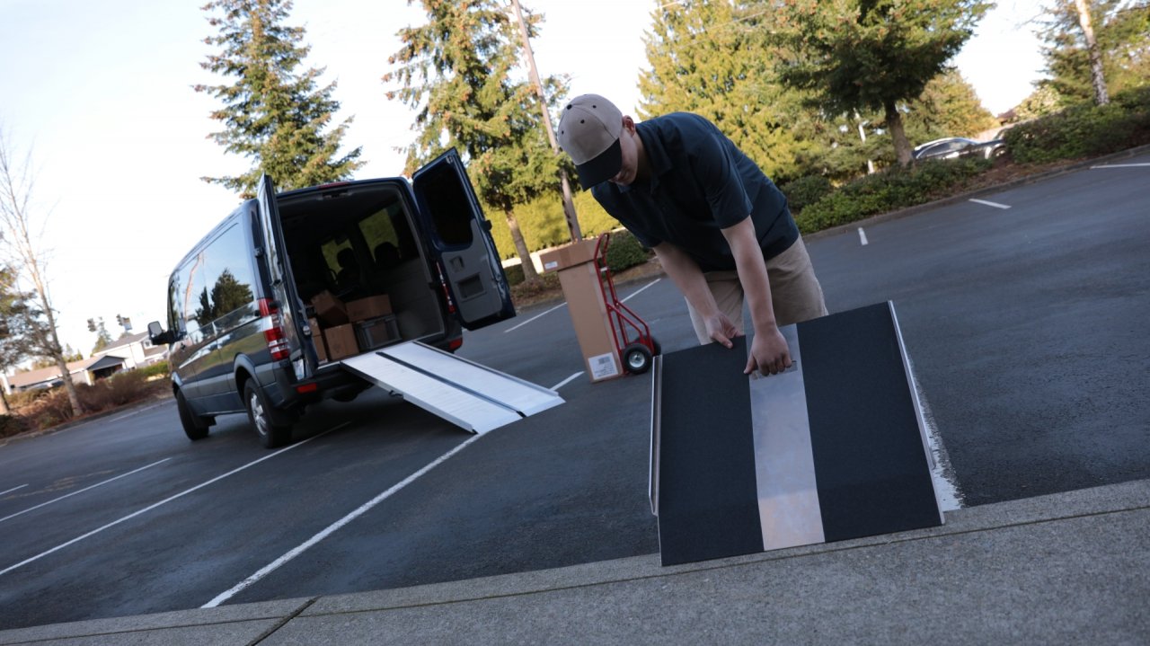 TRAVERSE™ Multi-Purpose Delivery Curb Plate | EZ-ACCESS