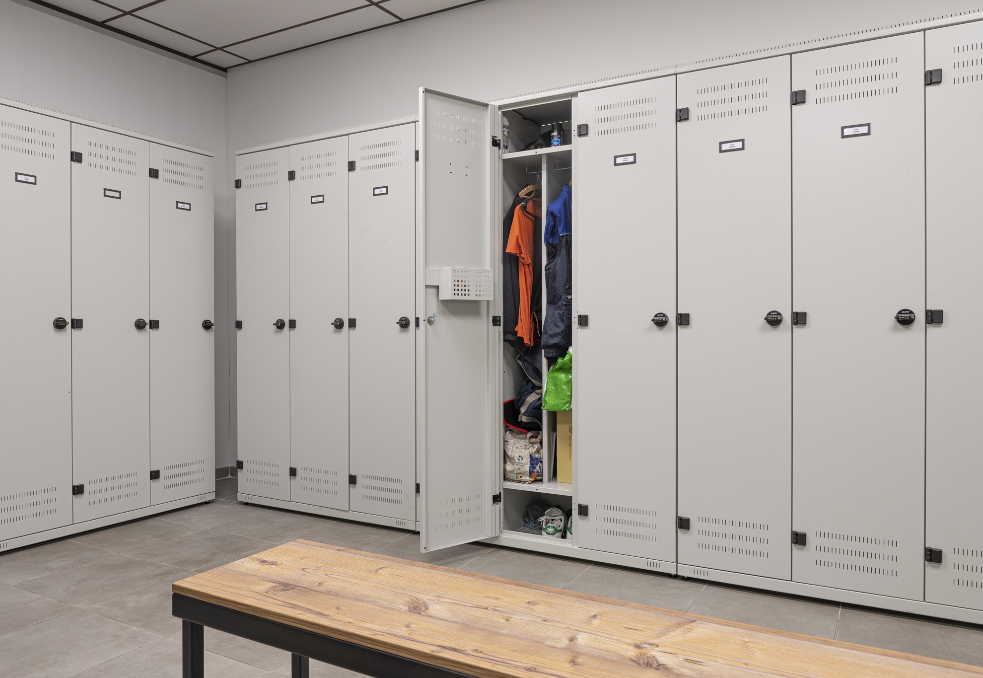 Referentie Van Leeuwen – totaalinrichting kantoor- en kledingruimte