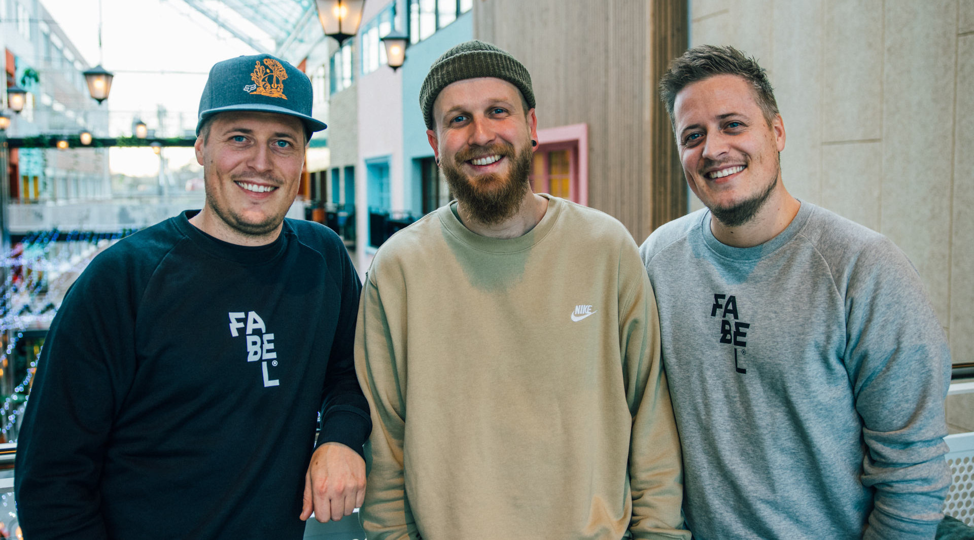 Fabel feirer 10 år med klemming istedet for hand-shakes