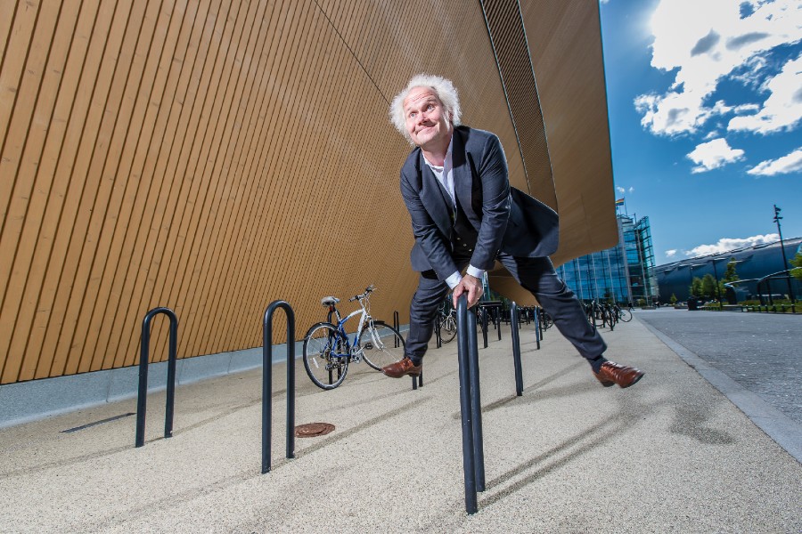 Cannes-konkari Jani Halme juhli viimeisimmät festarinsa lainafarkuissa ...