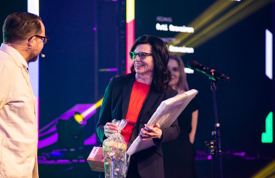 Pakkaussuunnittelija Outi päihitti somepresenssillään ison rahan töitä ...