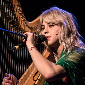 Mikaela Davis - Concert Reviews | LiveRate