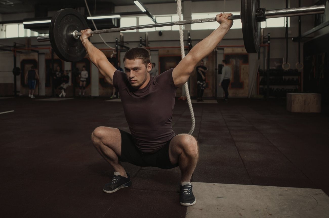 Overhead Squats Guide: How to do it, Benefits, Technique, Variations ...