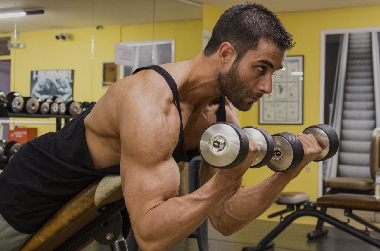 Incline Dumbbell Curl Guide: How to do, Benefits, Form and Alternatives