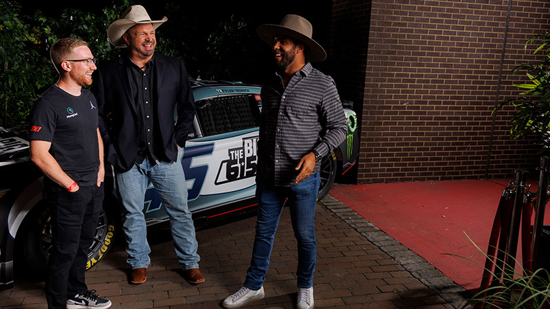 Garth Brooks | Garth Brooks, Michael Jordan, and the BIG 615 Get the ...