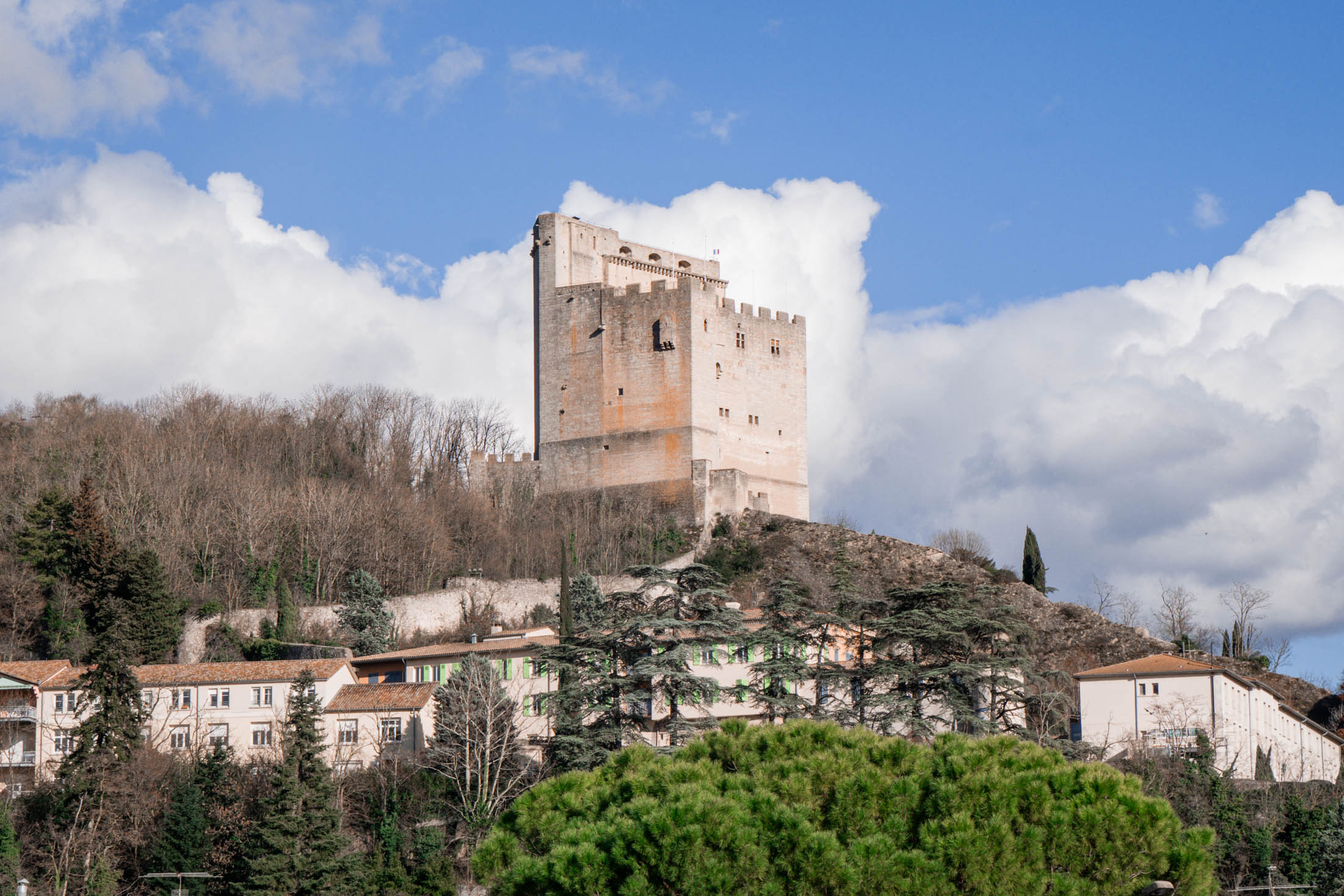 Que faire autour de Valence en train ? Visiter la Tour et randonner à Crest