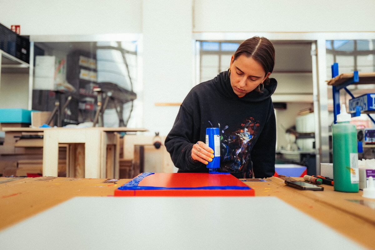 New Balance und Künstlerin Denise Rudolf Frank denken Bekanntes ...