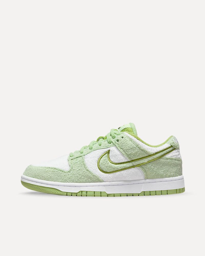 Nike Wmns Dunk Low SE CC "Fleece Green" - DQ7579-300 - Release | sneaker.de