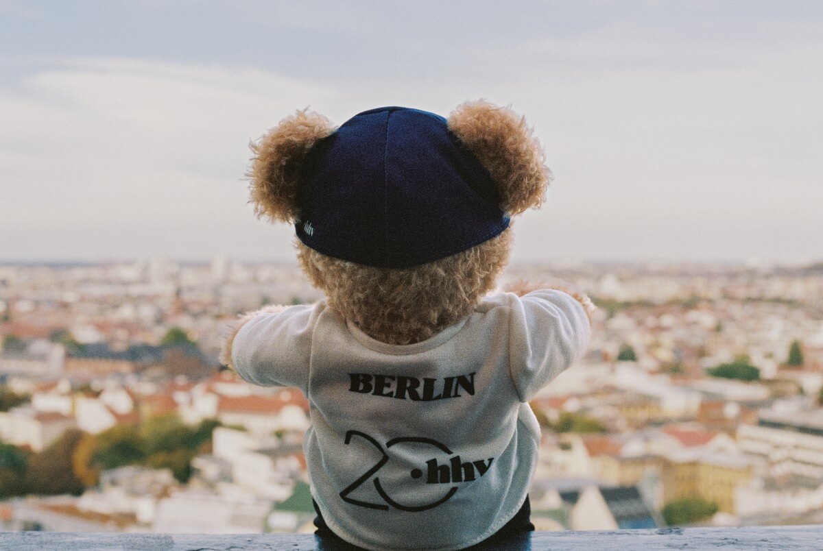 20 Jahre HHV: Jubiläums-Teddybär mit Steiff im HHV-Look und Baseballcap ...