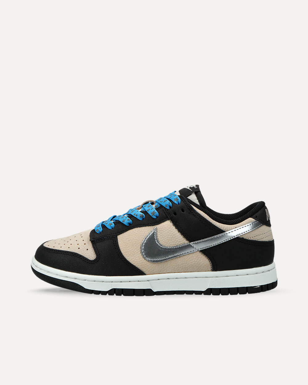 Nike Wmns Dunk Low "Starry Laces" - DZ4712-001 - Release | sneaker.de