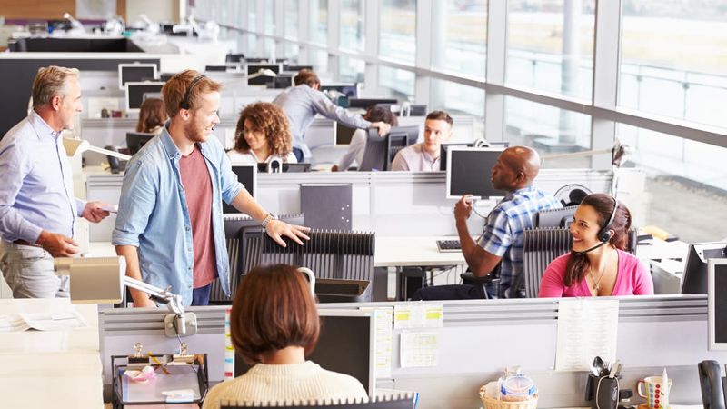 Hot Desking vs. Desk Hoteling: Pros and Cons of Each | Robin