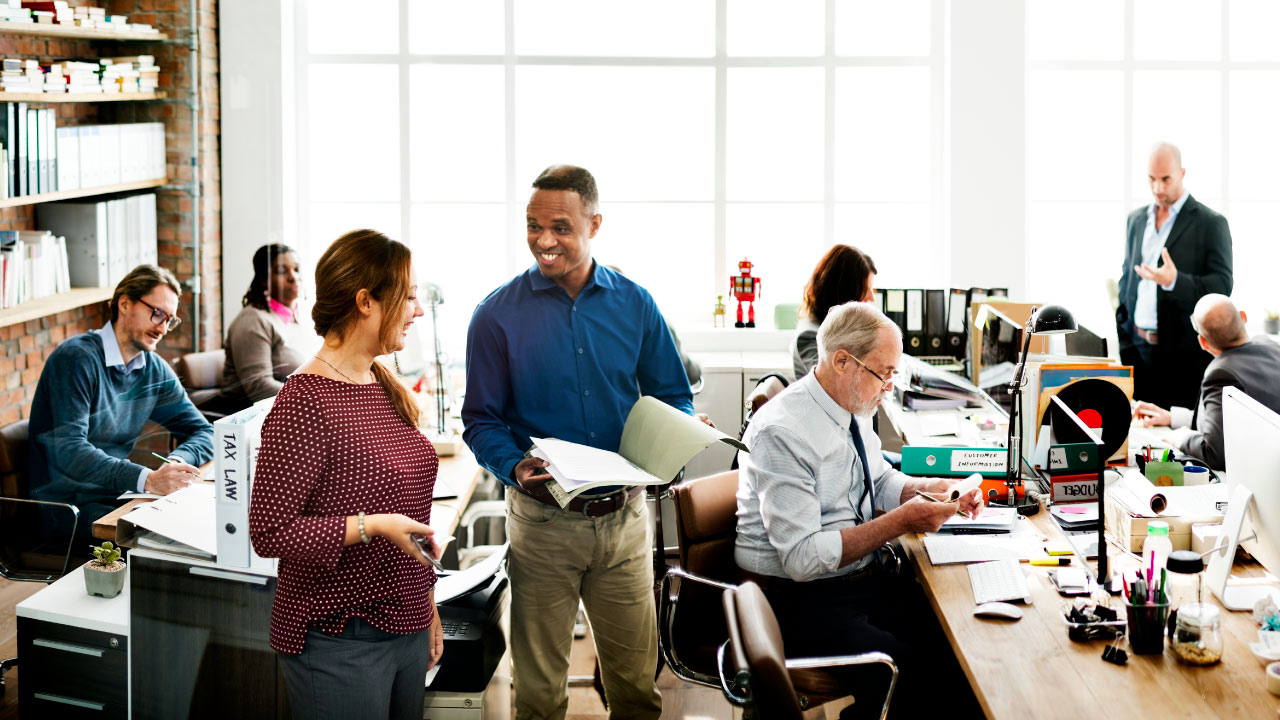 Hot Desking vs. Desk Hoteling: Pros and Cons of Each | Robin